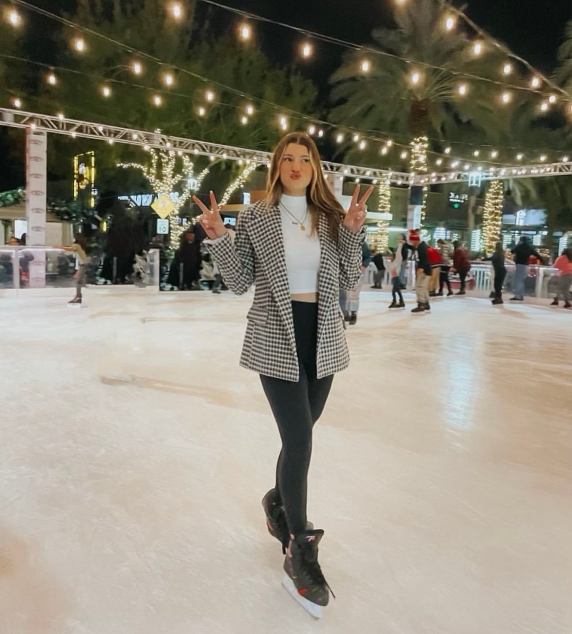 19 Stunning Ice Skating Outfit Ideas To Have A Funny Day - Hastralys